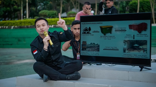 *Wali Kota dan Wakil Wali Kota Duduk Lesehan Bersama Petugas Kebersihan ...